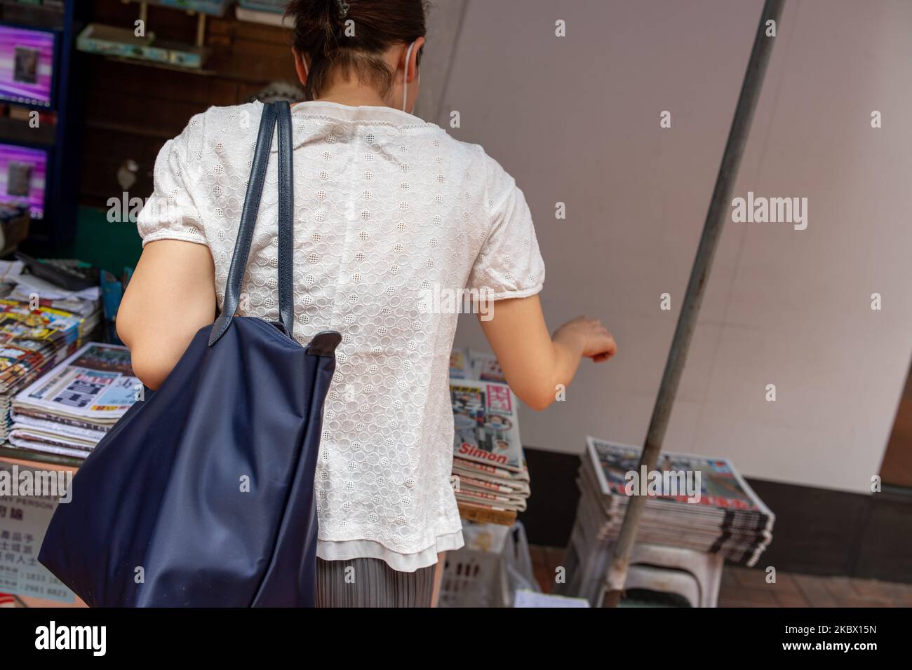 Hong Konger's clear shelves of Apple Daily newspaper in defiance of ...