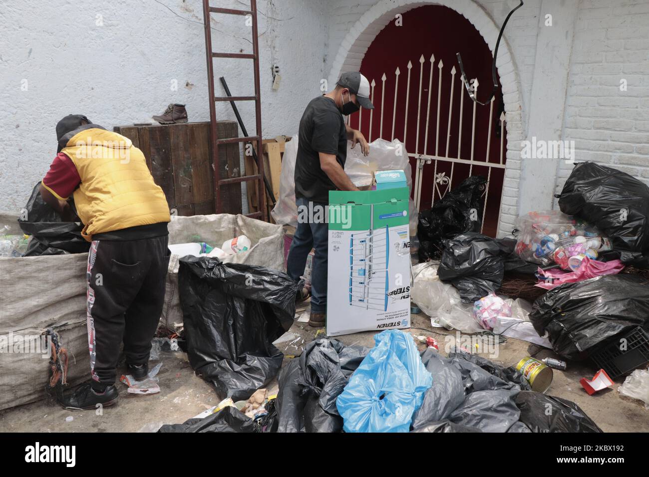 Garbage mexico house hi-res stock photography and images - Alamy