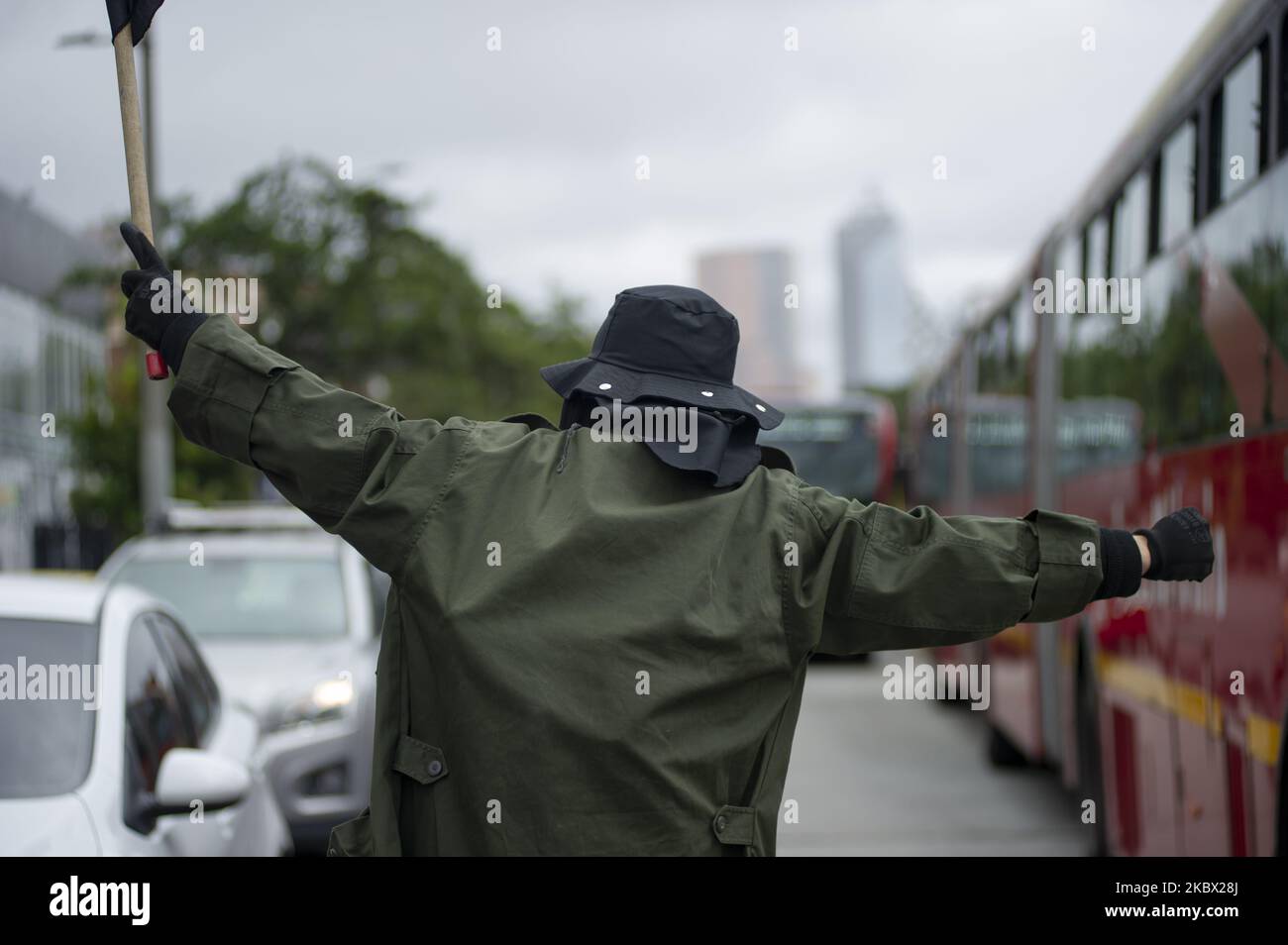 People demonstrate with flags, posters and pots against the government ...
