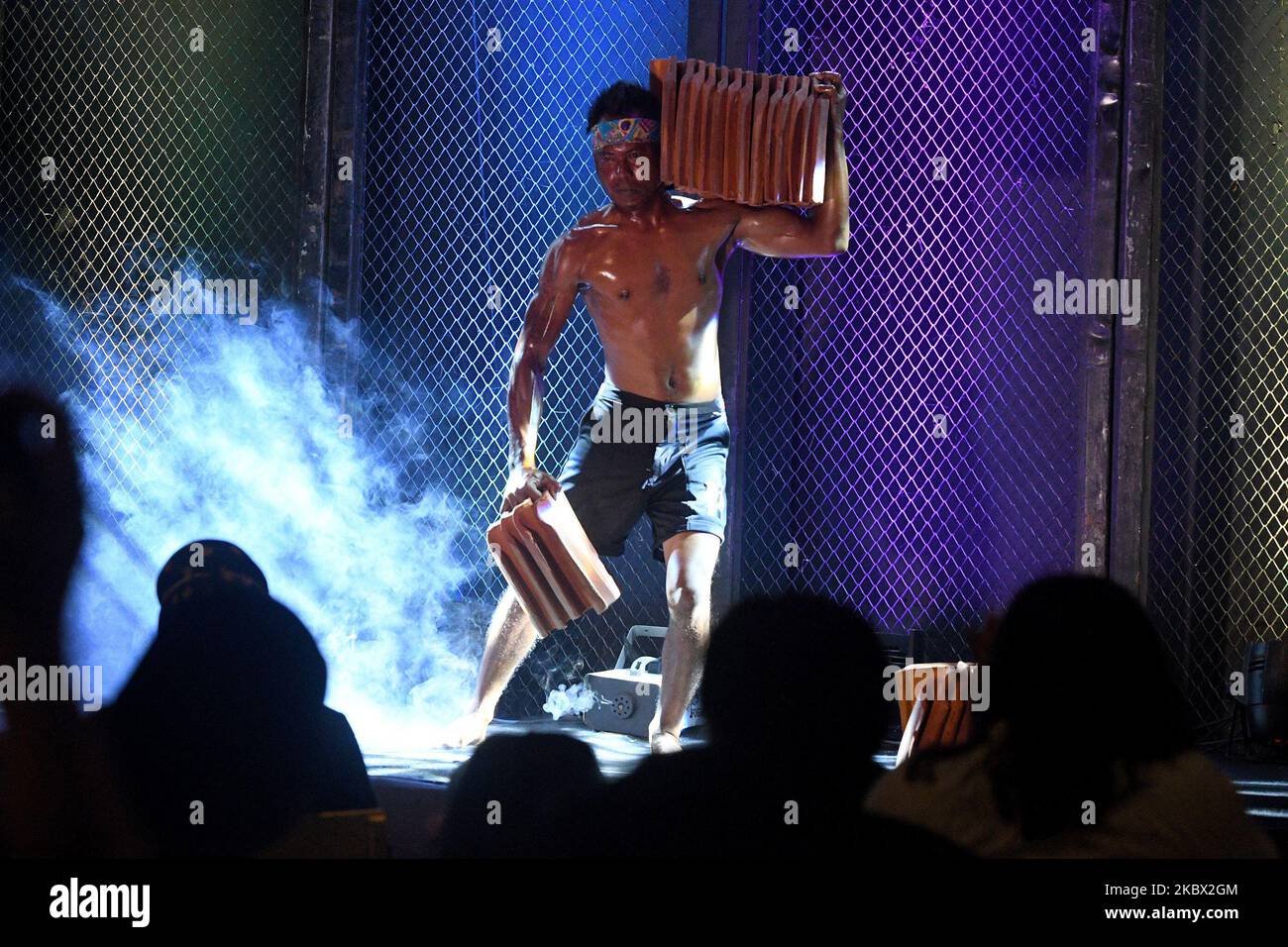 Burly tile workers hi-res stock photography and images - Alamy