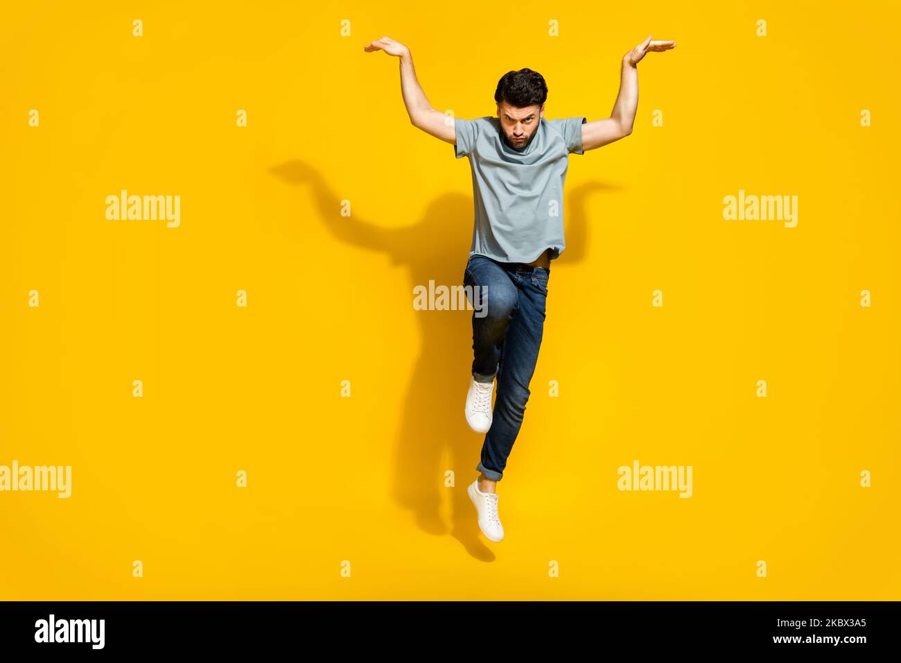 Full length photo of concentrated sportive man raise hand prepare ...