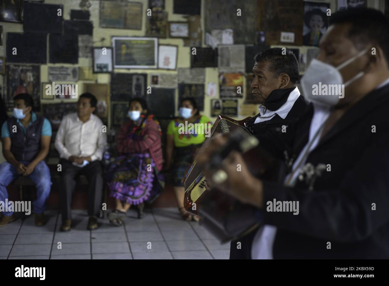 Mariachi band sings hi-res stock photography and images - Alamy