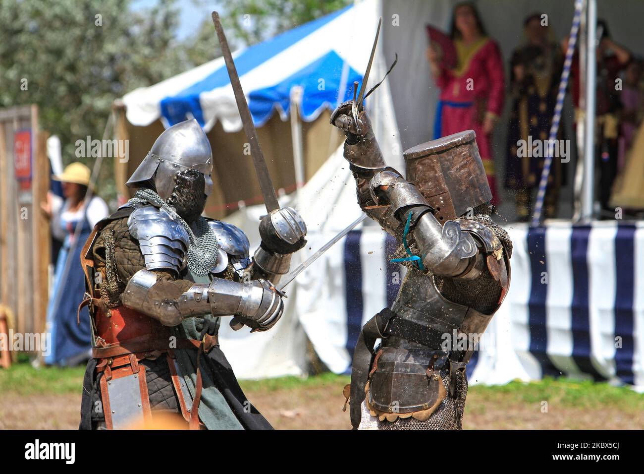 Knights fighting hi-res stock photography and images - Alamy