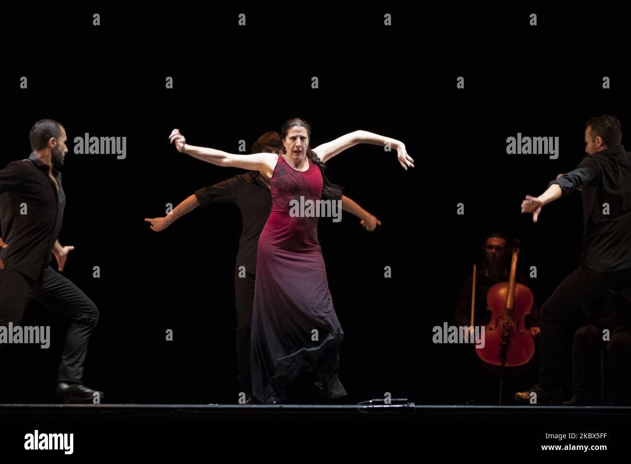 The dancer Maria Pages during the performance 'Seven strokes and a path ...