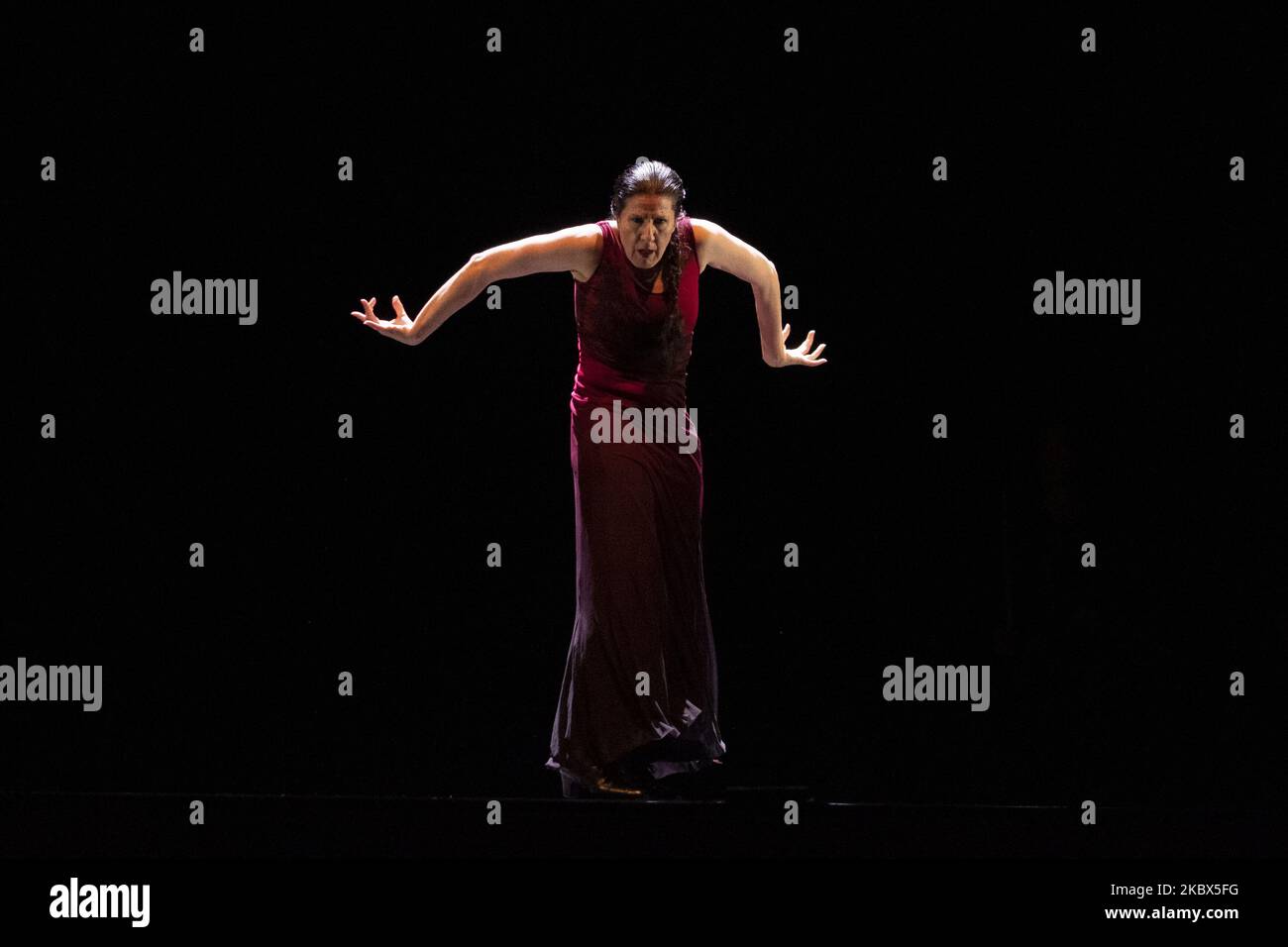 The dancer Maria Pages during the performance 'Seven strokes and a path ...