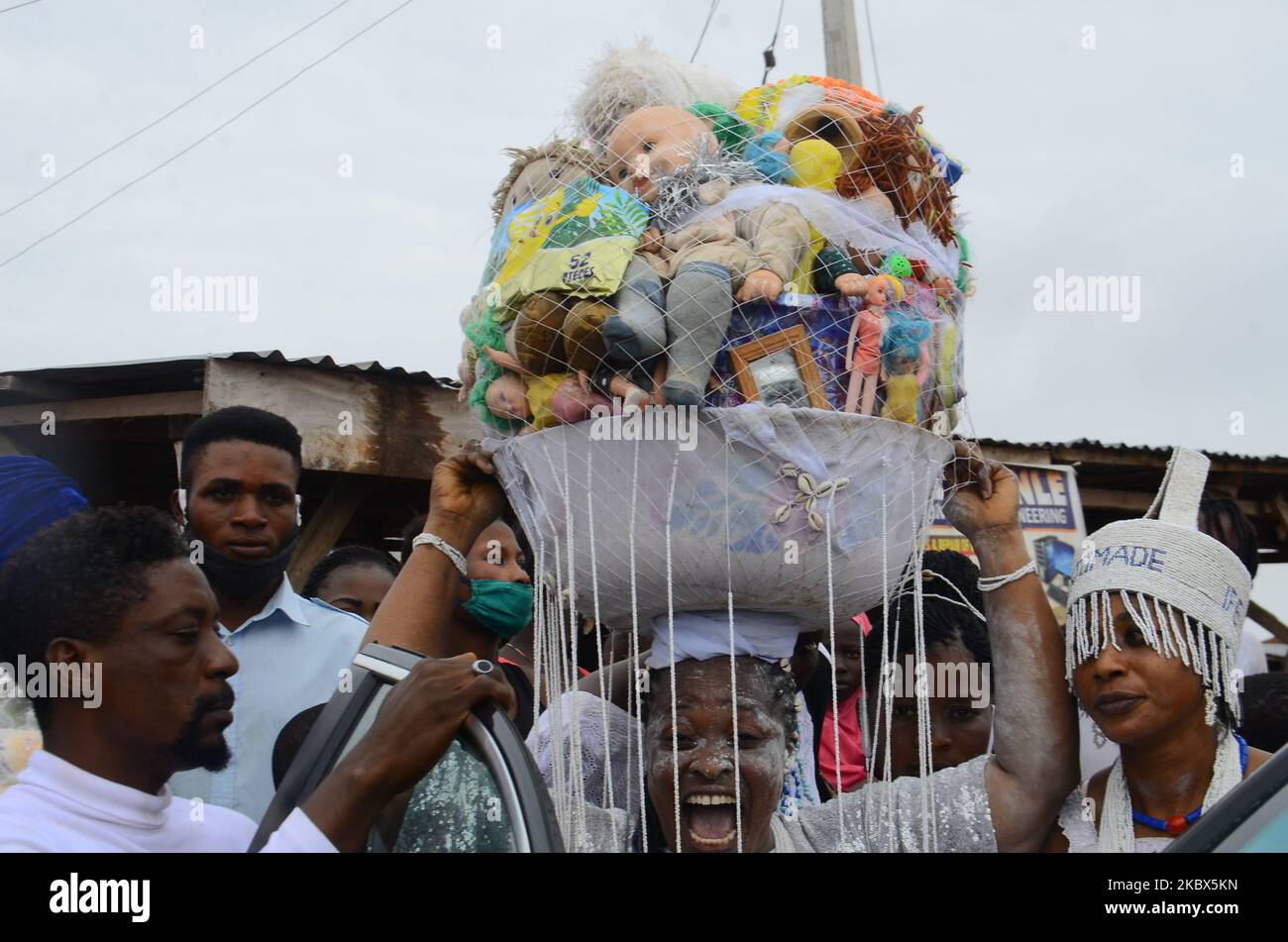 Worshipers of river goddess osun hi-res stock photography and images ...