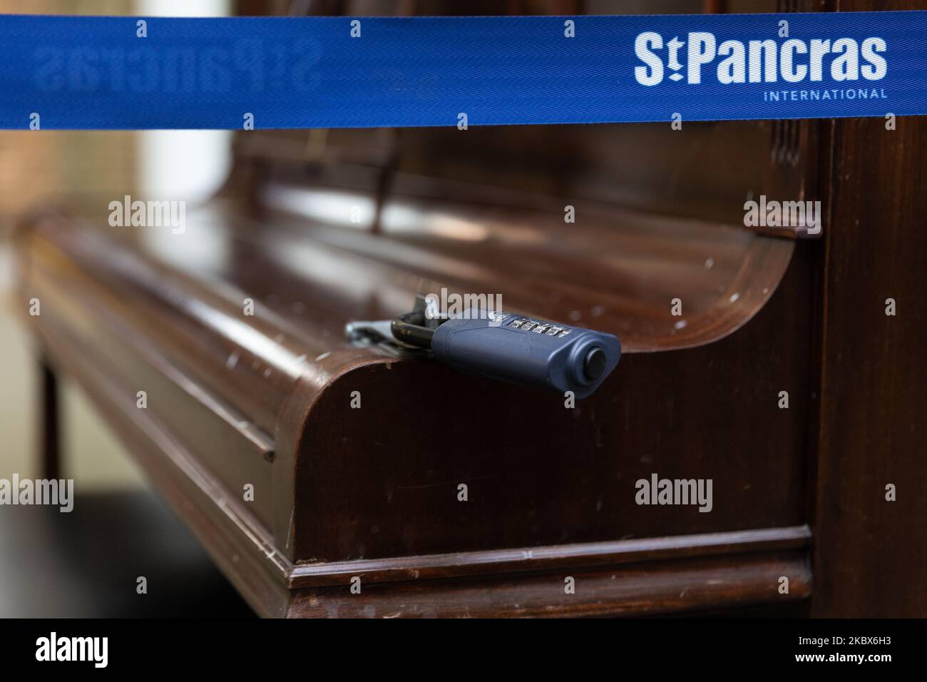 Pianos train station hi-res stock photography and images - Alamy