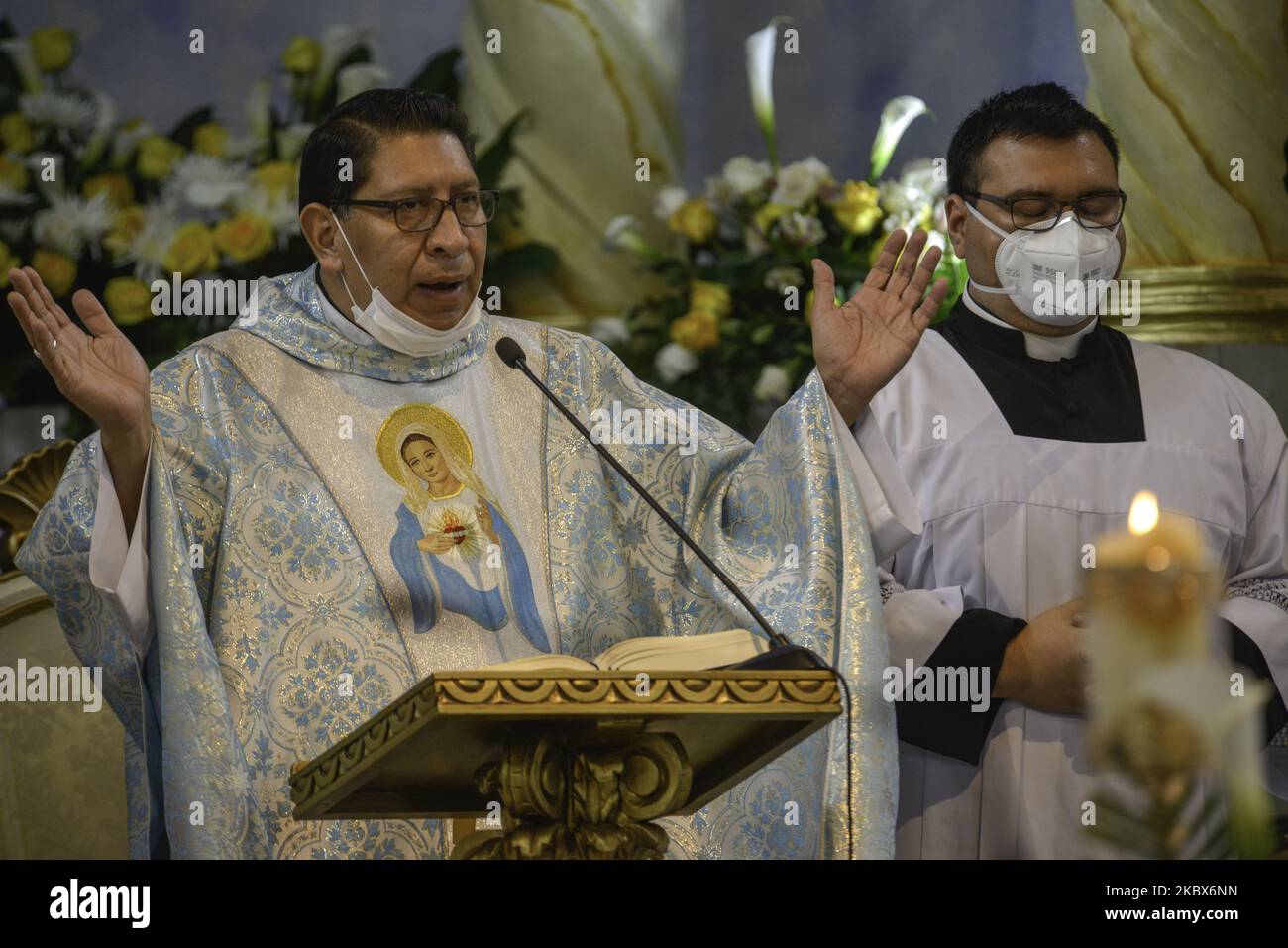 Father edwin roldan hi-res stock photography and images - Alamy