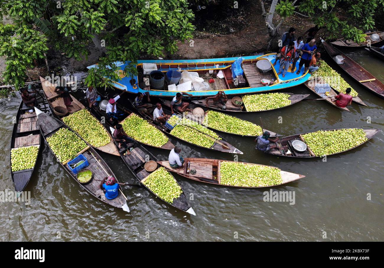 Bangladesh floating guava market hi-res stock photography and images ...