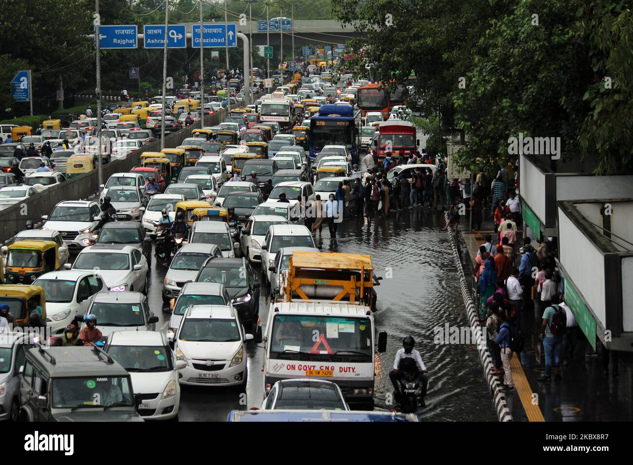 Heavy traffic congestion at ITO Bridge due to water logging after heavy ...