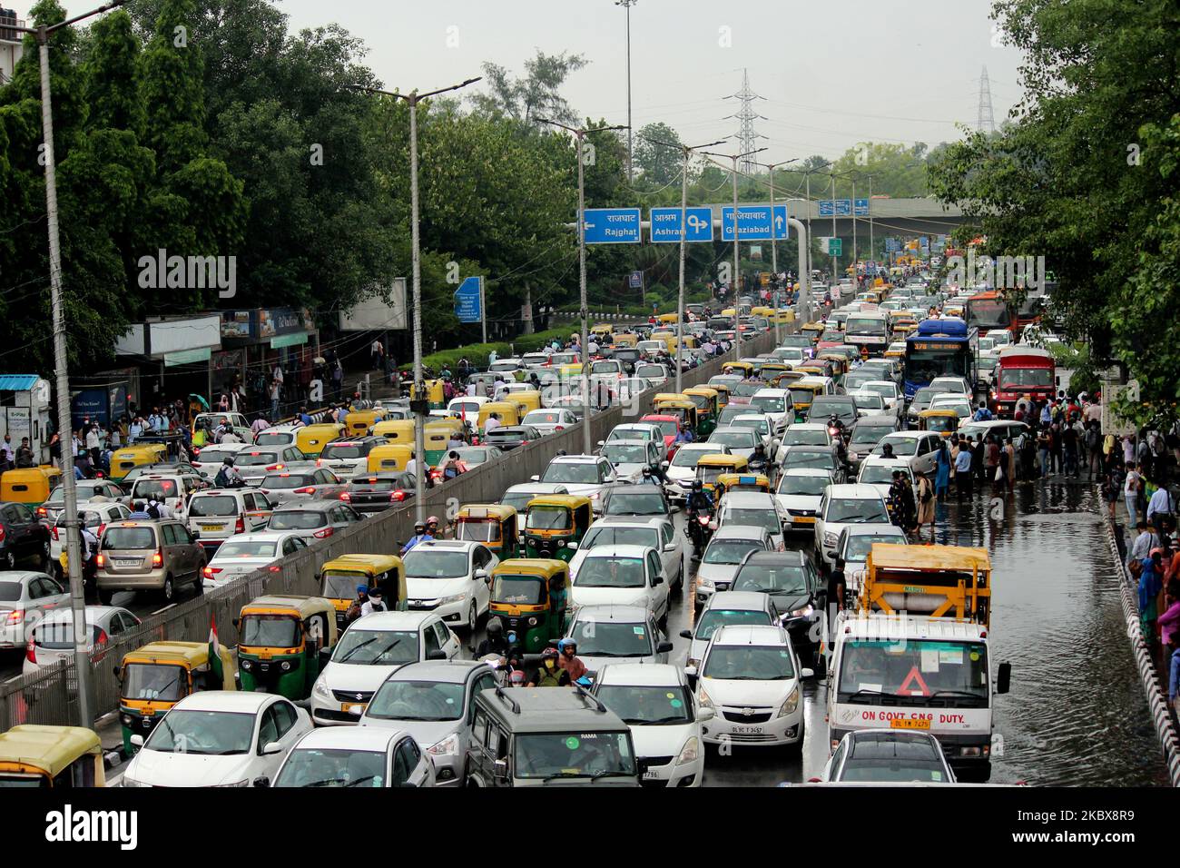 Heavy traffic congestion at ITO Bridge due to water logging after heavy ...