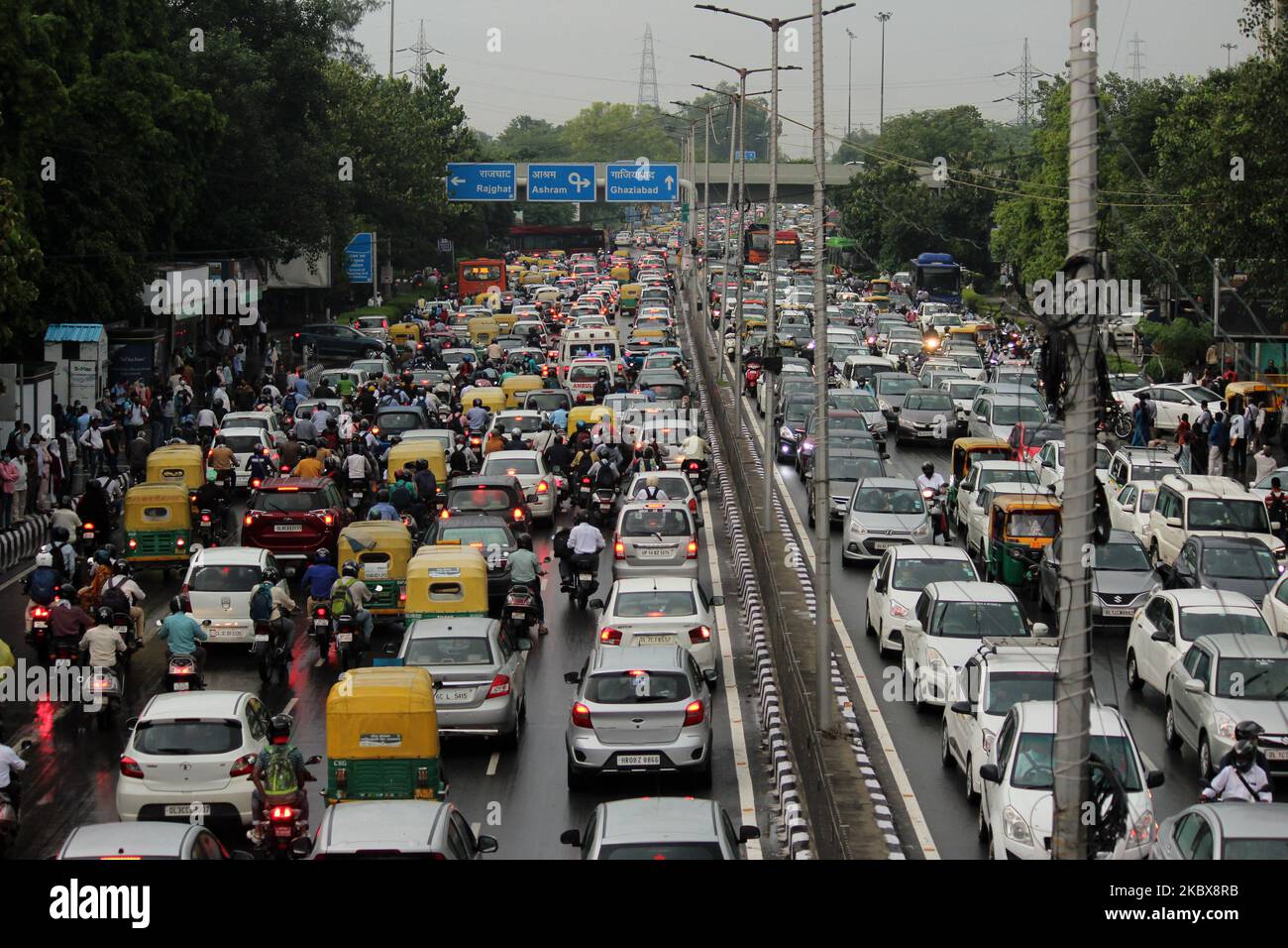 Heavy traffic congestion at ITO Bridge due to water logging after heavy ...