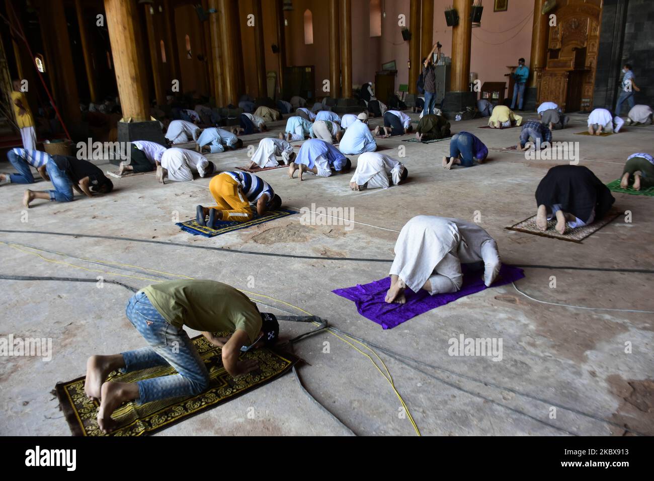Kashmiri muslims offer prayers while maintaining social distance inside ...