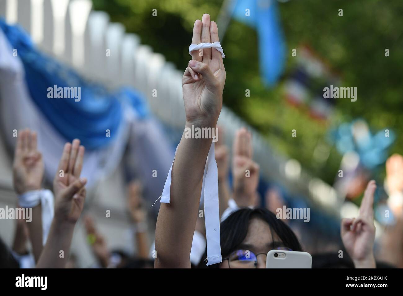 Two finger salute hi-res stock photography and images - Alamy