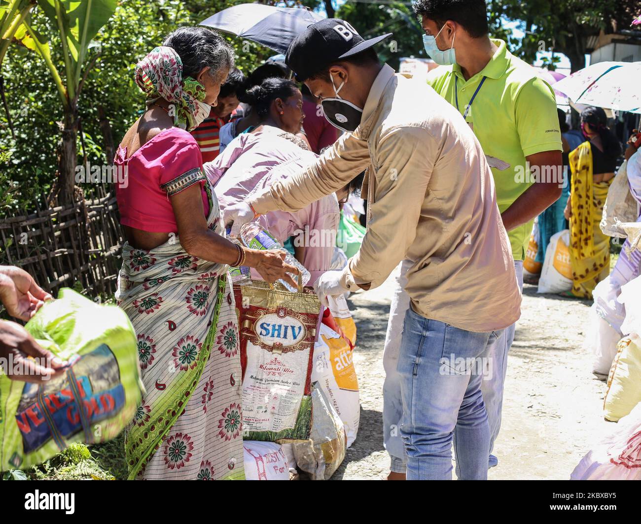Volunteers distributes flood relief to flood affected people at ...