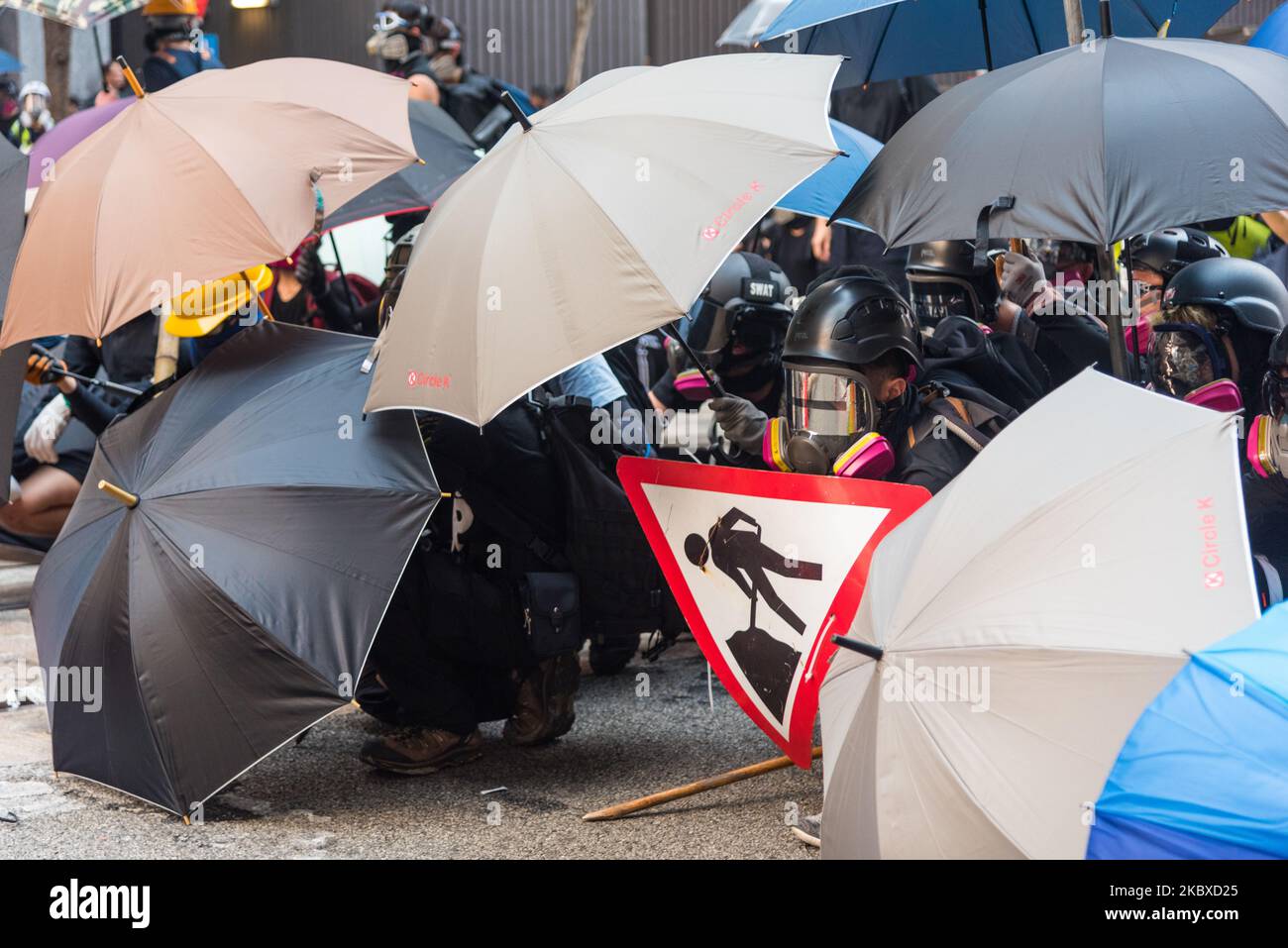 Protesters form an umbrella wall in Admiralty (Photo by Marc Fernandes ...