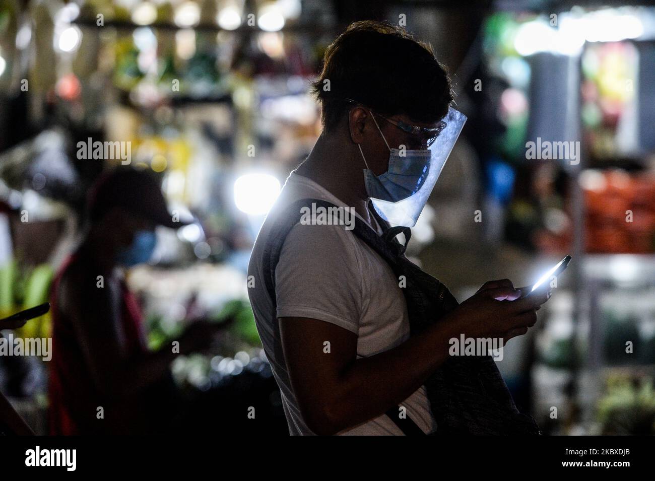 Face shield queues hi-res stock photography and images - Alamy