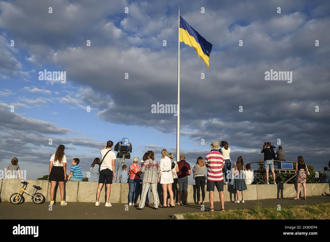 People watch the rehearsal of the ceremony of rising the giant state ...