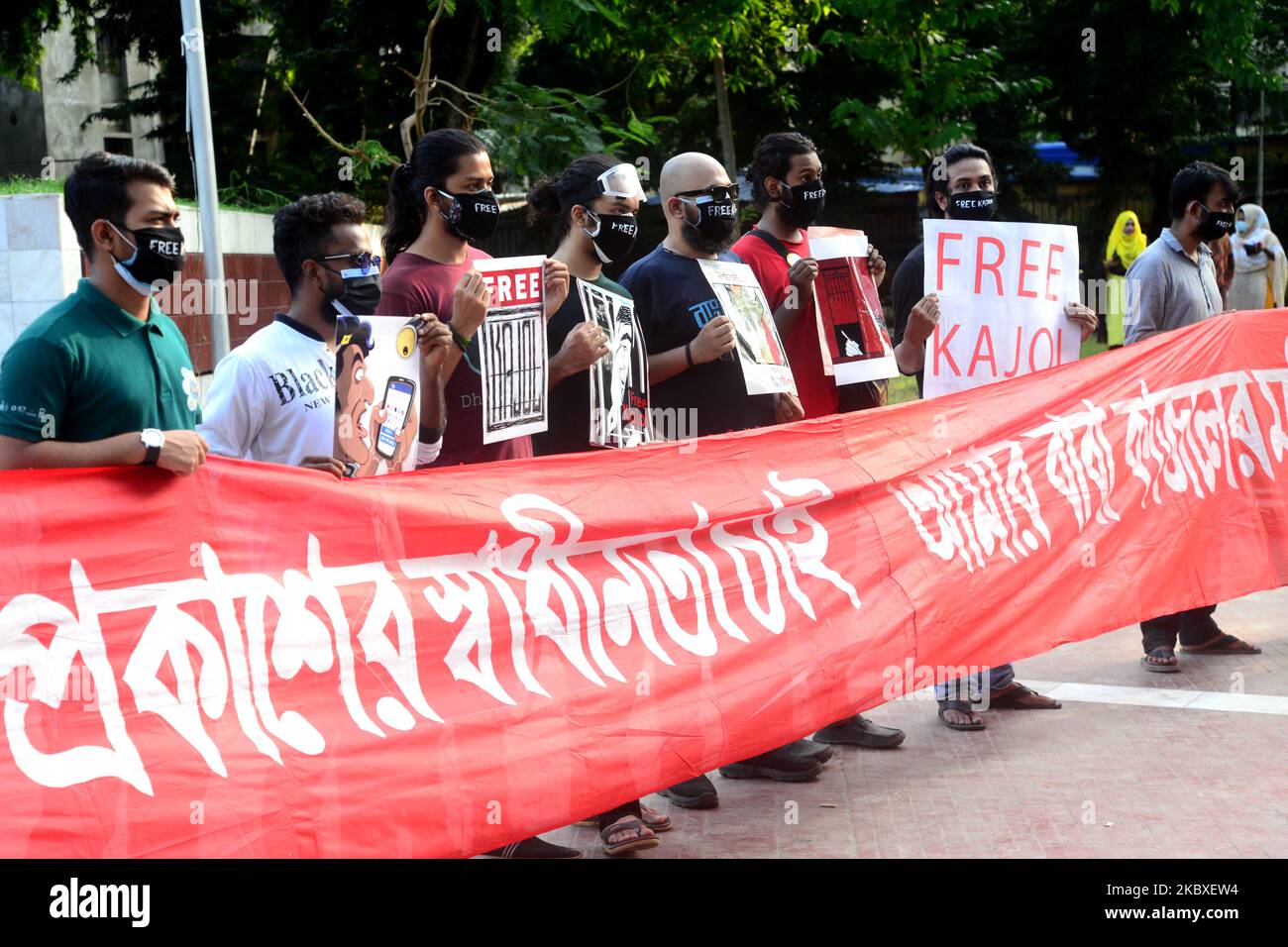 Protesters hold placard demand release of a Bangladeshi journalist ...