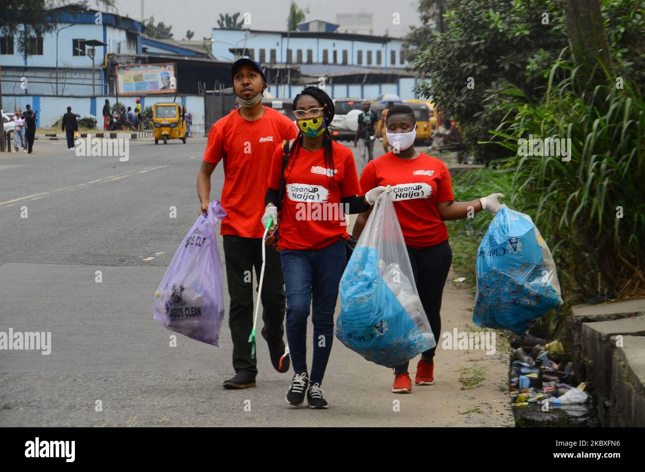 Groups of volunteer carry waste hi-res stock photography and images - Alamy