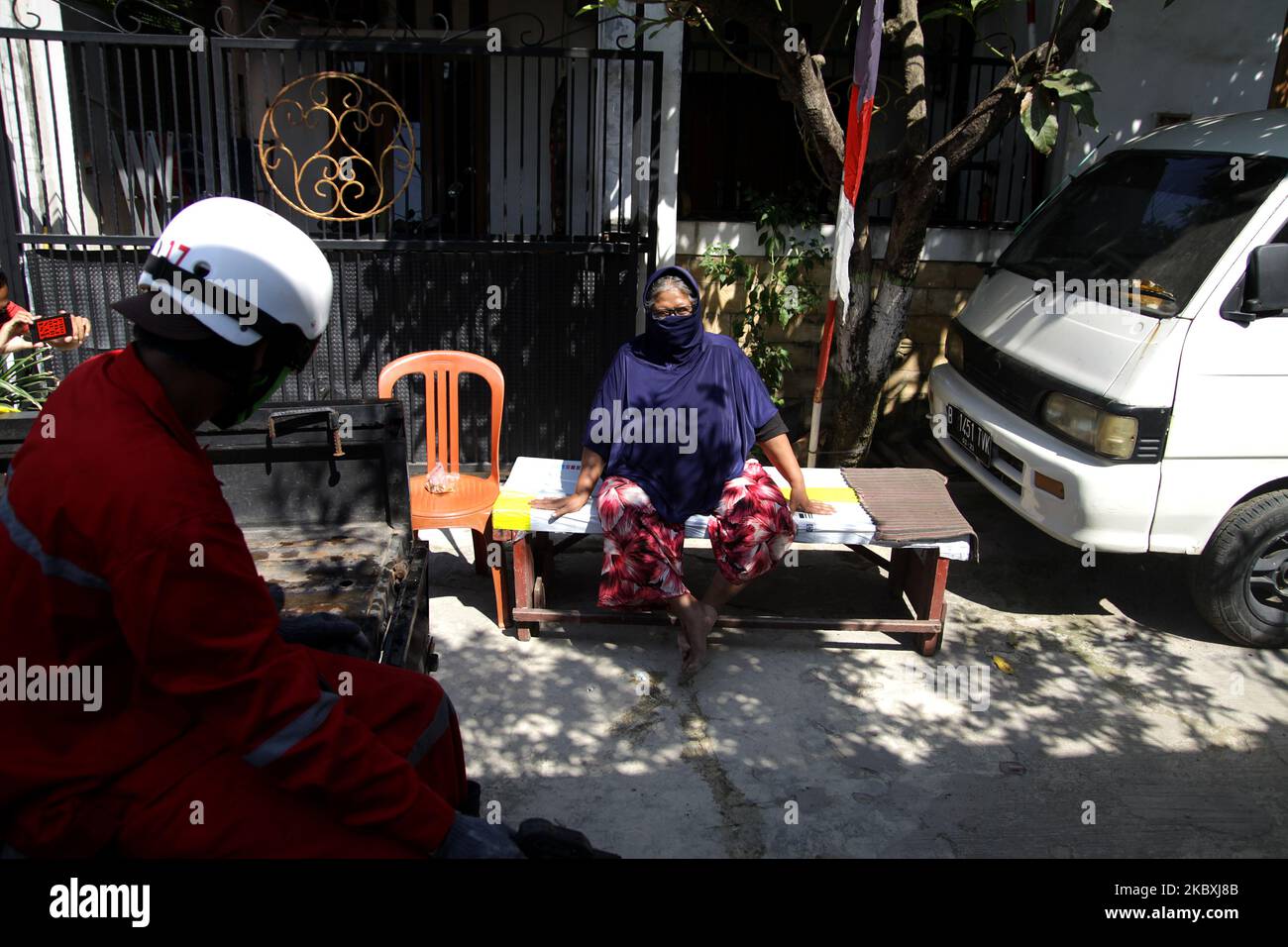 Protective face sitts hi-res stock photography and images - Alamy