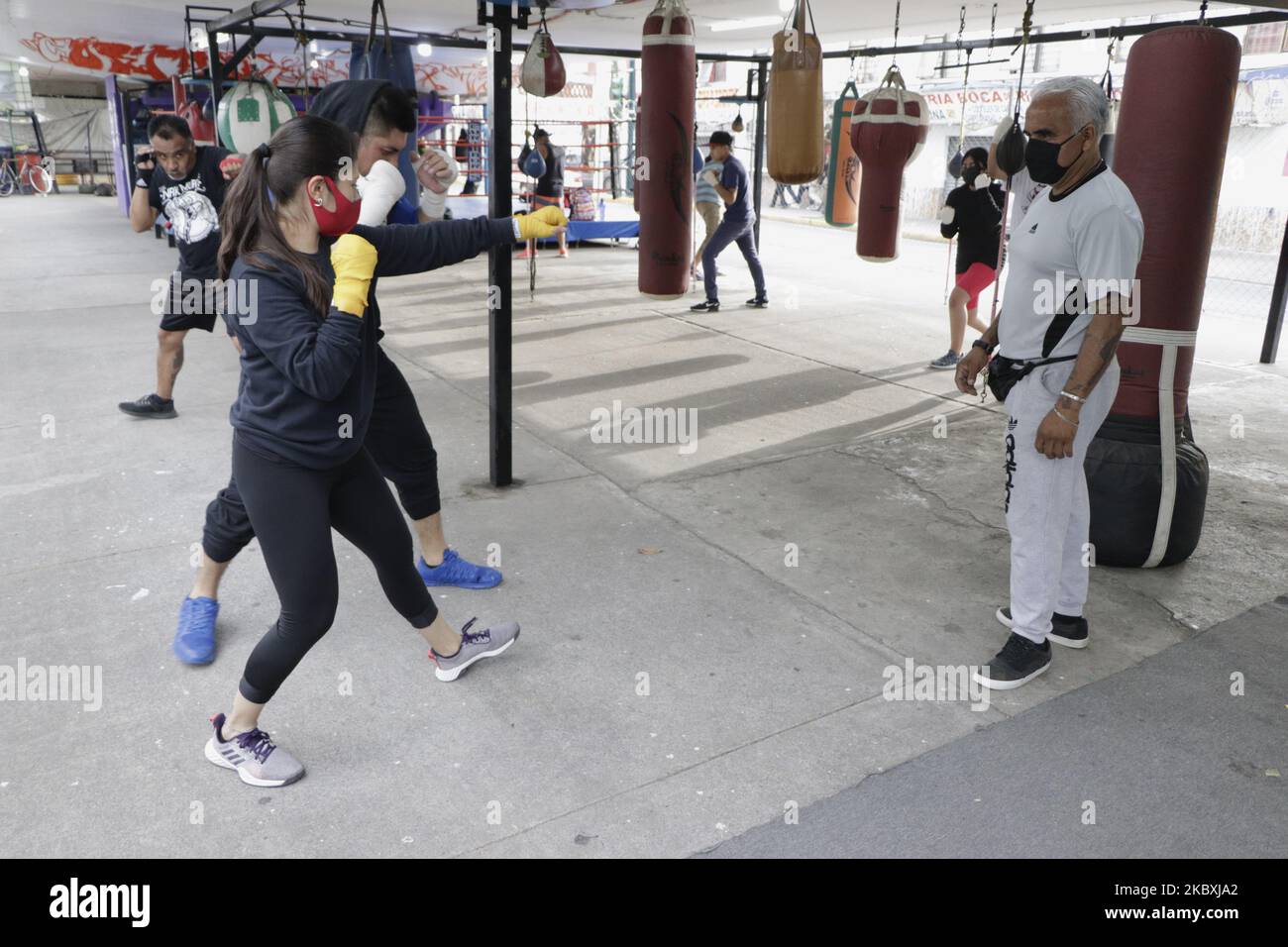 Young people during boxing classes at the Team Curtidores Boxing ...