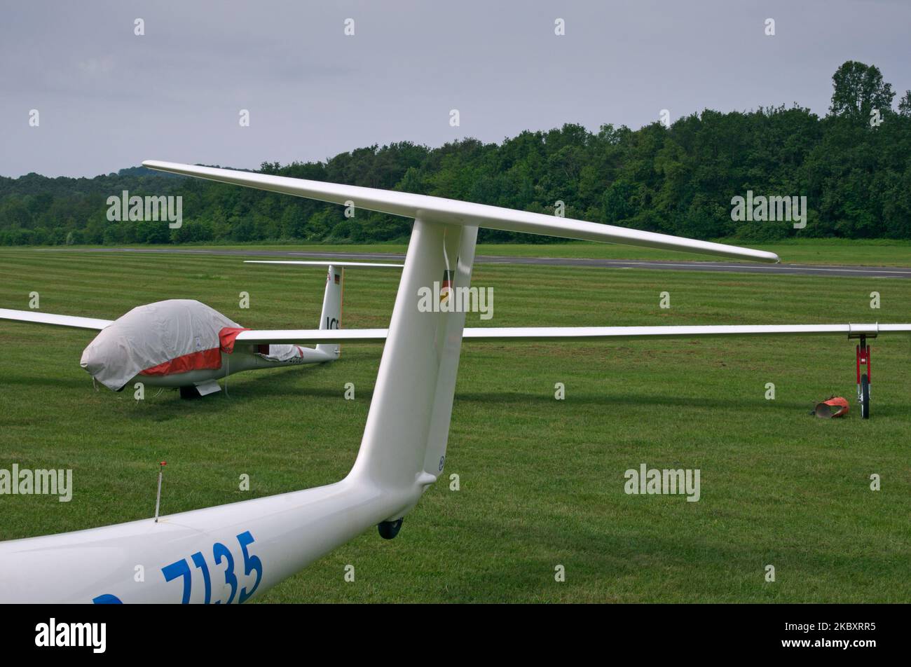 gliders parked on airfield grass Stock Photo - Alamy