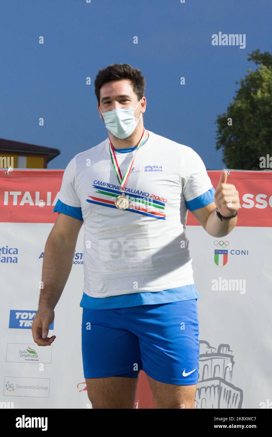Leonardo Fabbri receives the gold medal in the Shot Put specialty ...