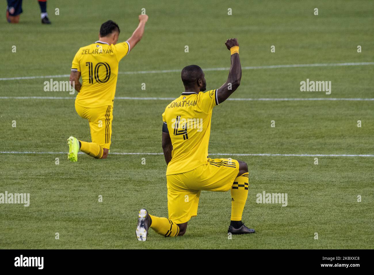 Players take knee in hi-res stock photography and images - Alamy