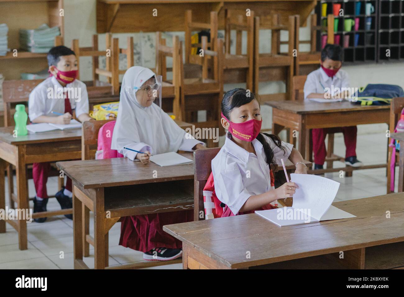 Students pay attention to the teacher at Candirejo Elementary School ...