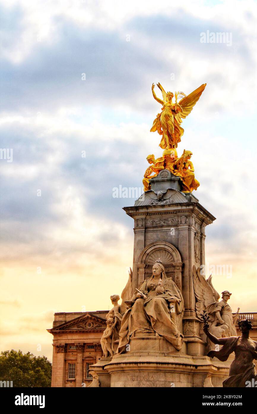 A vertical shot of a golden statue in Trafalgar Square in London ...