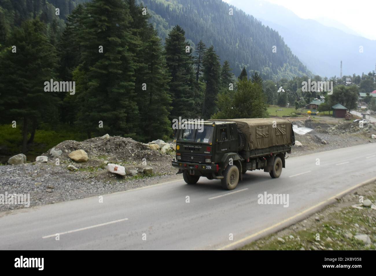 India indian army truck transport hi-res stock photography and images ...