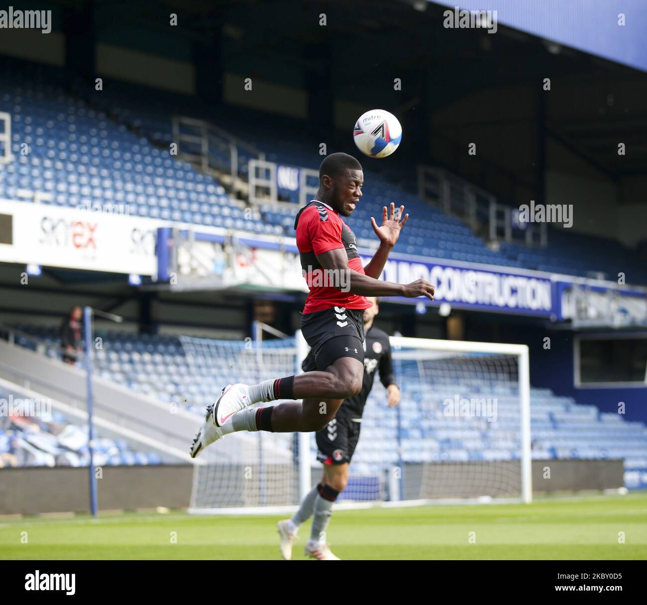 Deji oshilaja of charlton athletic warming hi-res stock photography and ...