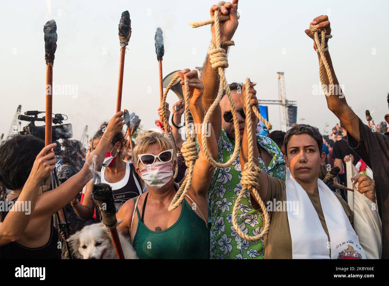 Holding on to loops on rope hi-res stock photography and images - Alamy