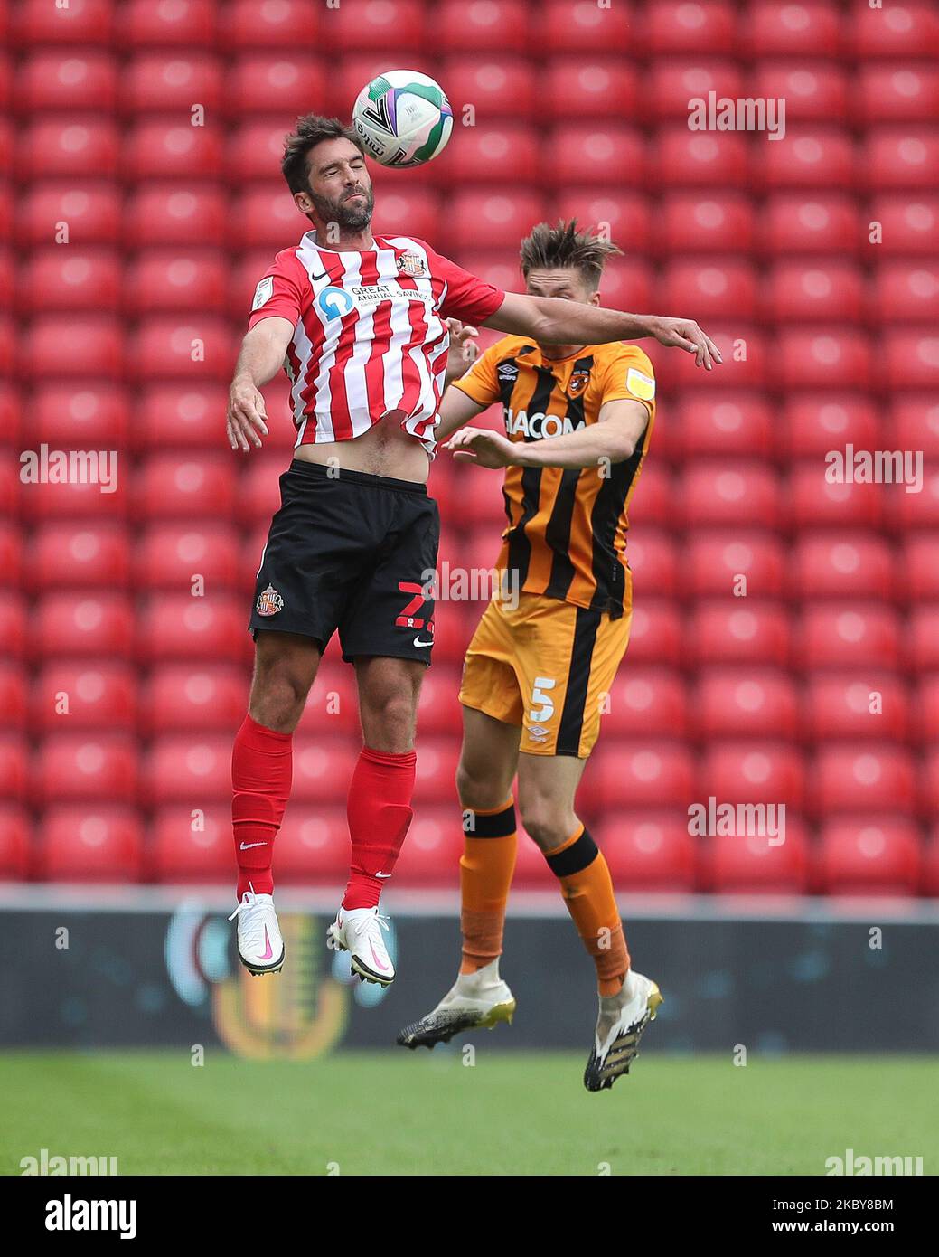 Will Grigg of Sunderland contests a header with Reece Burke of Hull ...