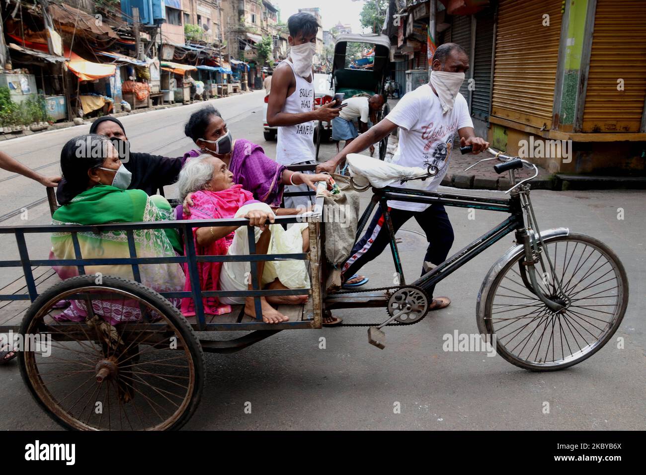 A old age Present along her family members travel Cycle van and got to ...