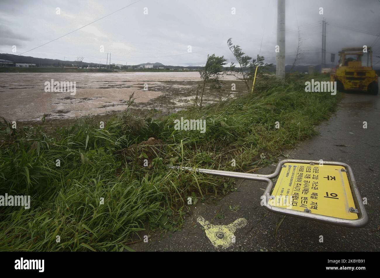 Road sign snaps hi-res stock photography and images - Alamy