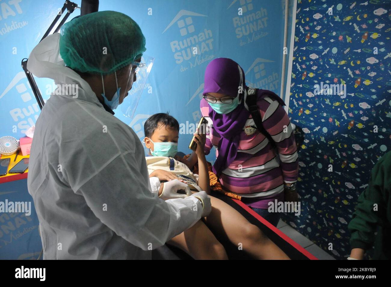 Use complete personal protective equipment for medical personnel to ...