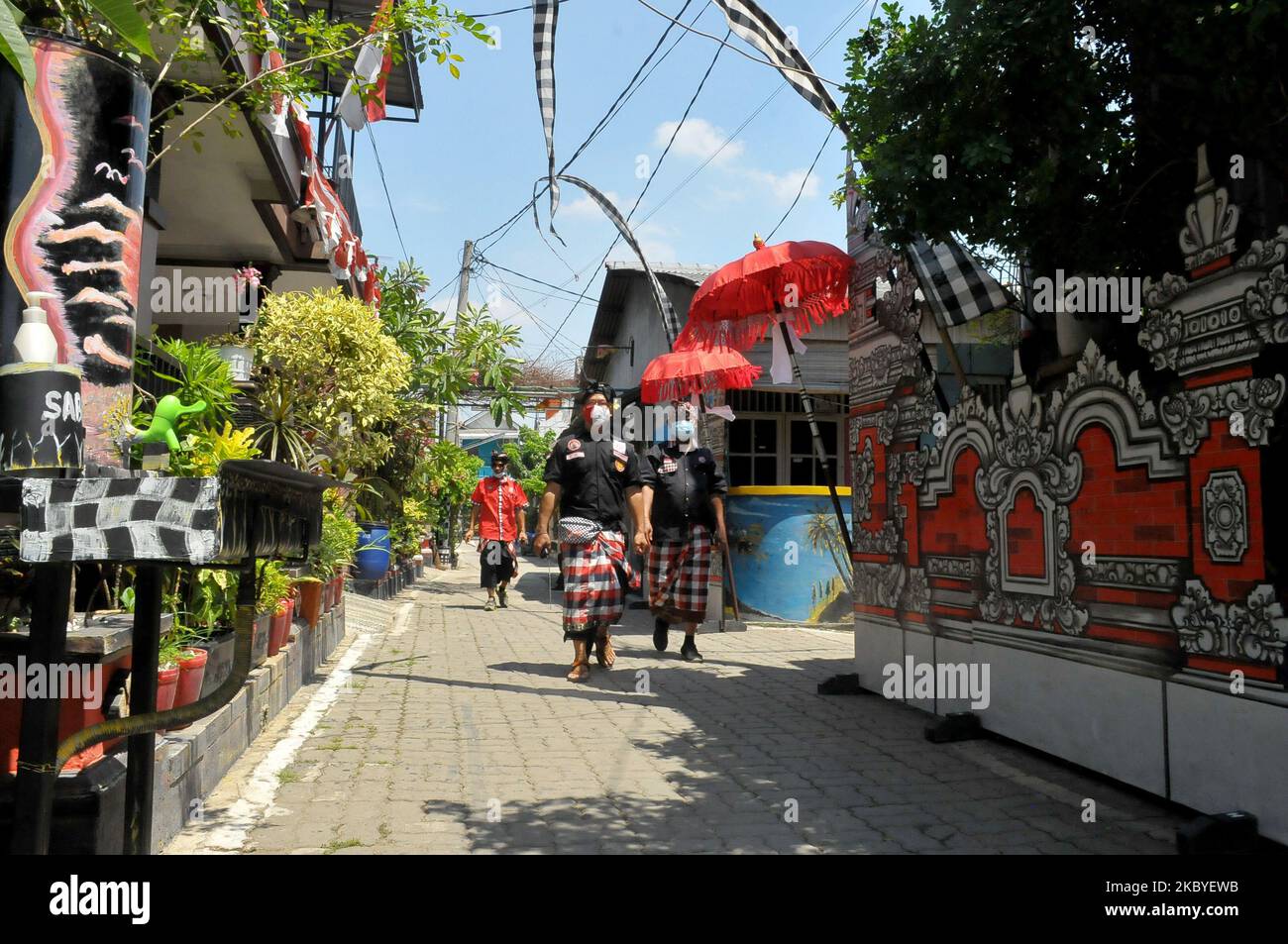 Activities of balinese villagers hi-res stock photography and images ...