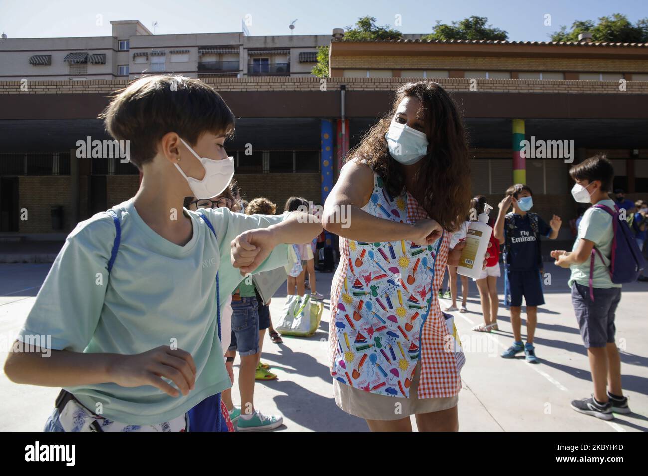 Student bumping elbows hi-res stock photography and images - Alamy