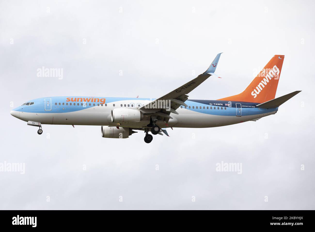 A TUI Airways Boeing 737 in Sunwing of Canada colours lands at ...