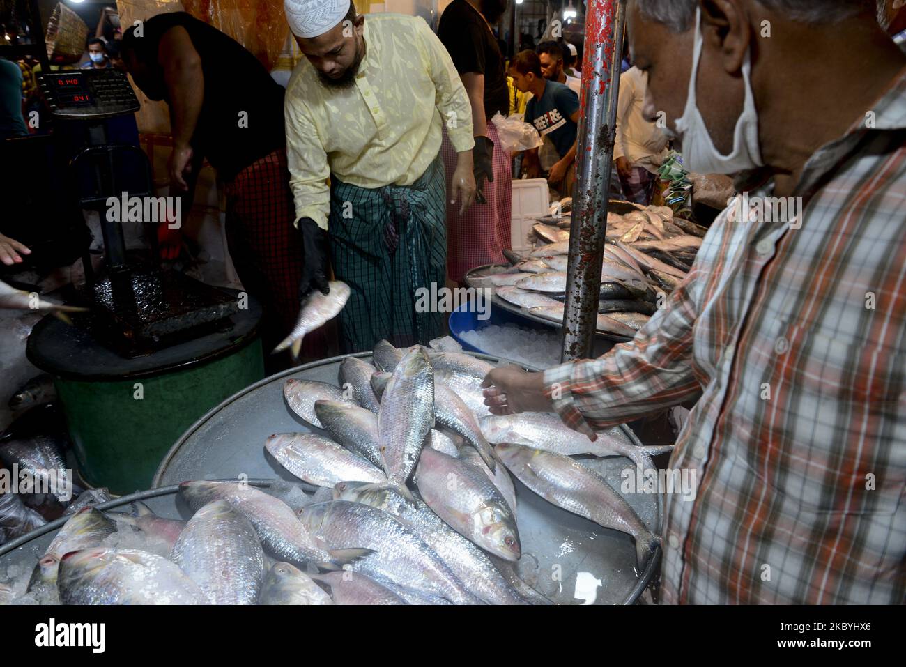 Fish market in dhaka bangladesh hi-res stock photography and images - Alamy
