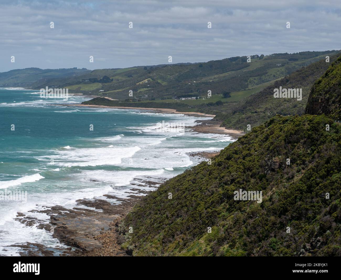 A landscape view of Wave cut platform and green cliffs Great Ocean ...