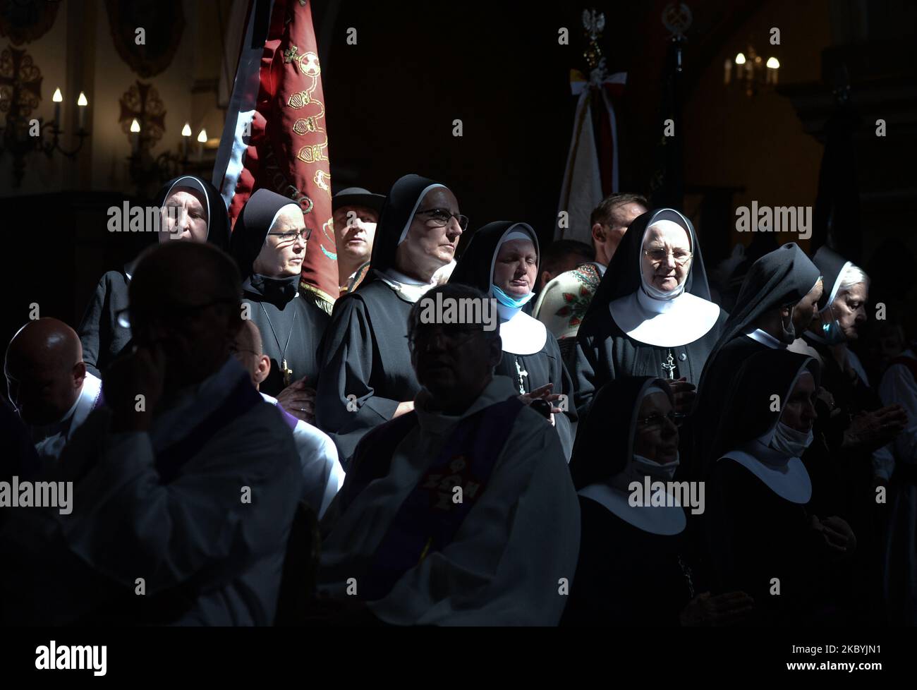 Catholic nuns in crowd hi-res stock photography and images - Alamy