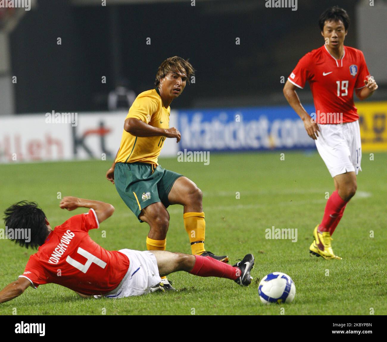 Nick Carle of Australia and Cho Yong-Hyung of South Korea compete for ...