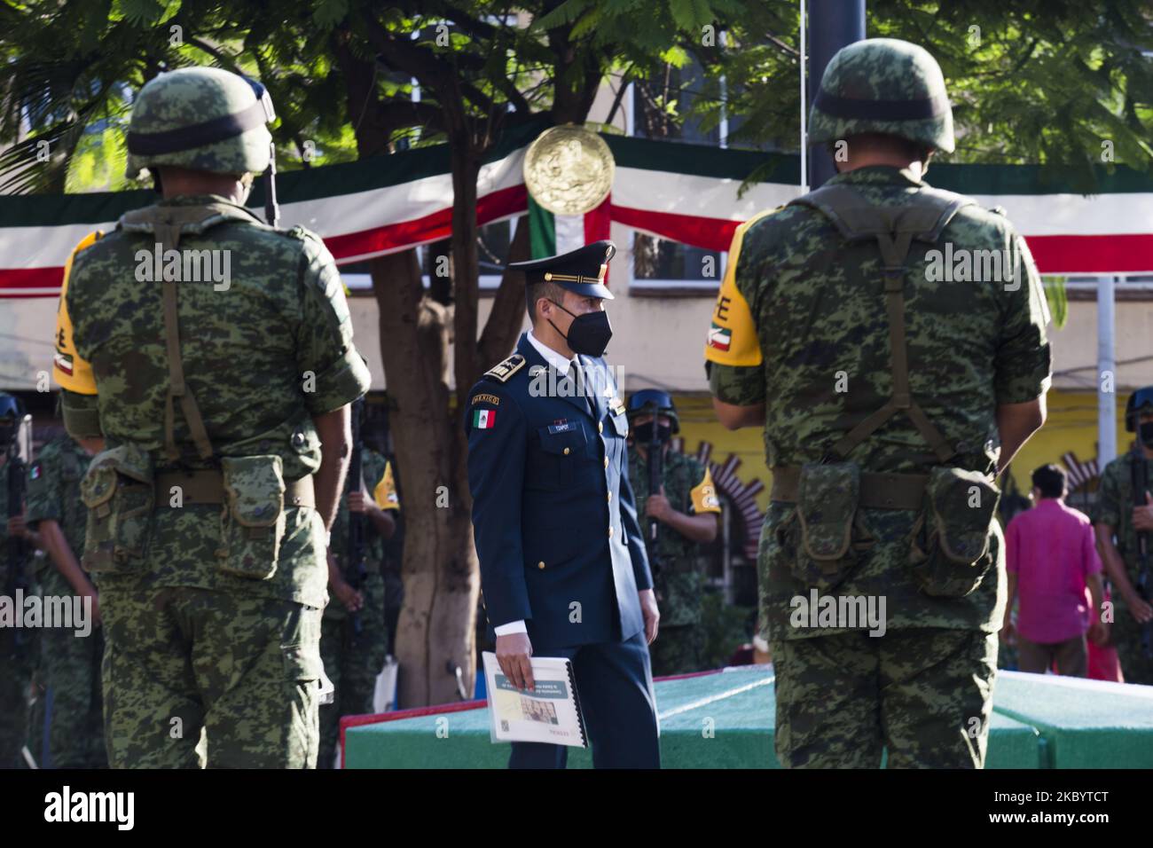 Members of the 27 battalion of the Mexican army and other authorities ...