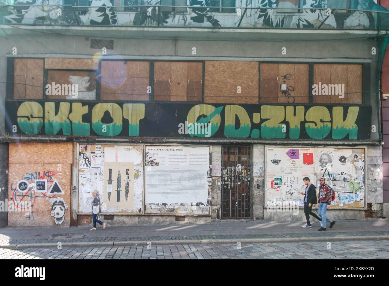 Zysk squat hi-res stock photography and images - Alamy