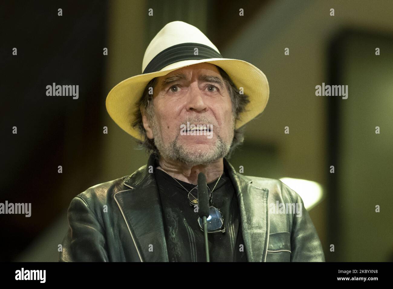 Singer wearing cowboy hat hi-res stock photography and images - Alamy