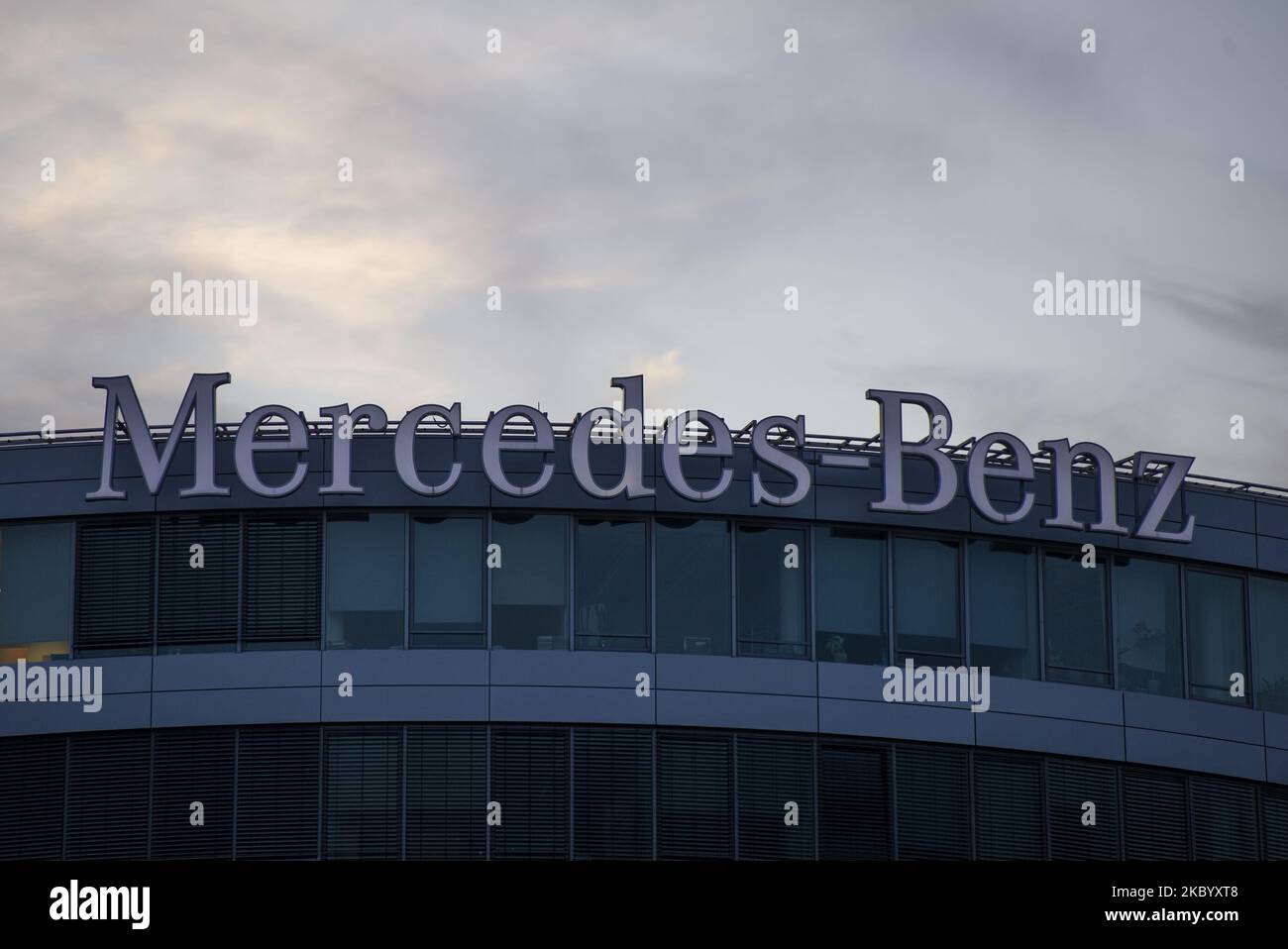 German car maker mercedes benz sign hi-res stock photography and images ...