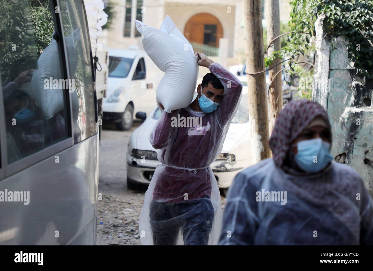 Refugee distribute rations hi-res stock photography and images - Alamy